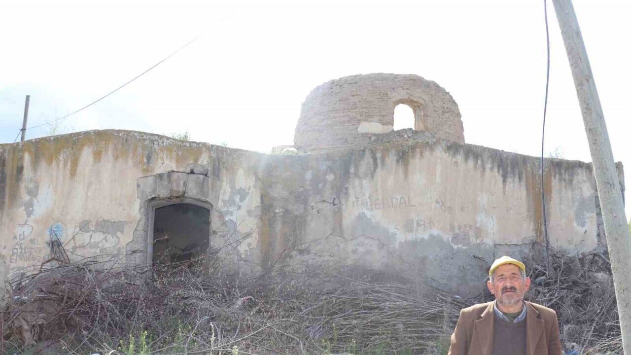 Tarihi “Ortaköy Hamamı”nın içler acısı hali vatandaşları üzüyor